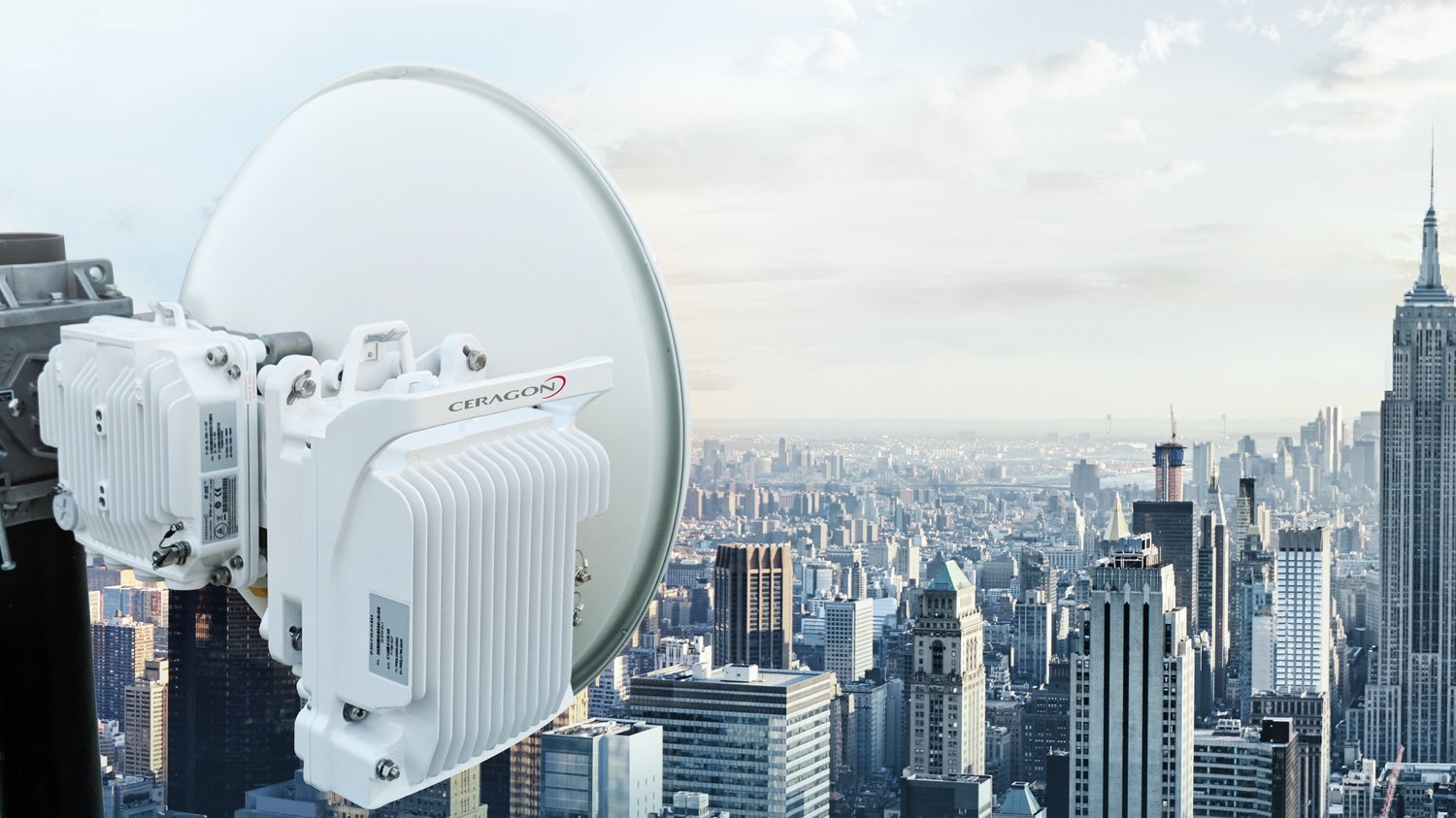 Multiband antenna allows you to quickly align E-Band links